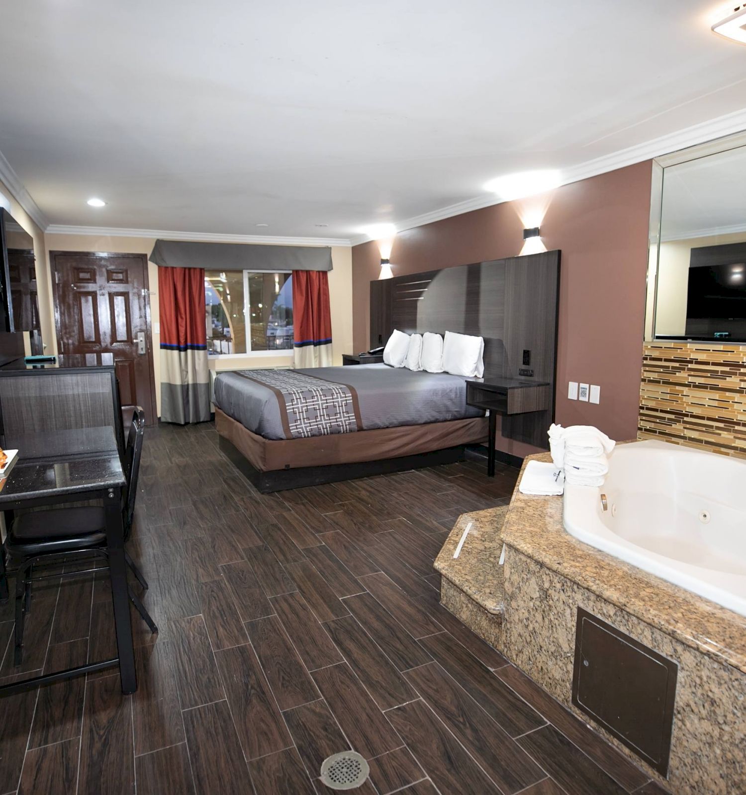 Rodeway Inn & Suites™ Bellflower Hotel CA